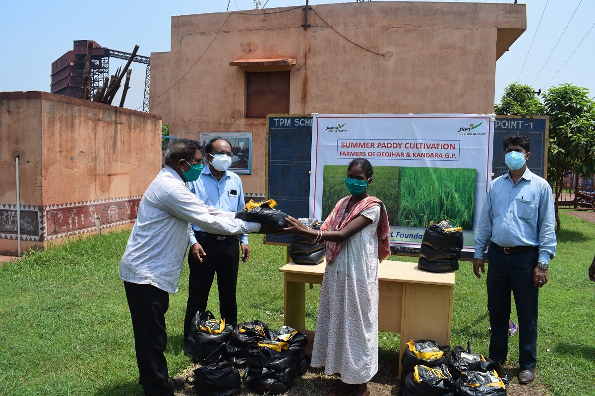 CSR: JSPL Foundation distributes fertilizer among needy farmers for ...